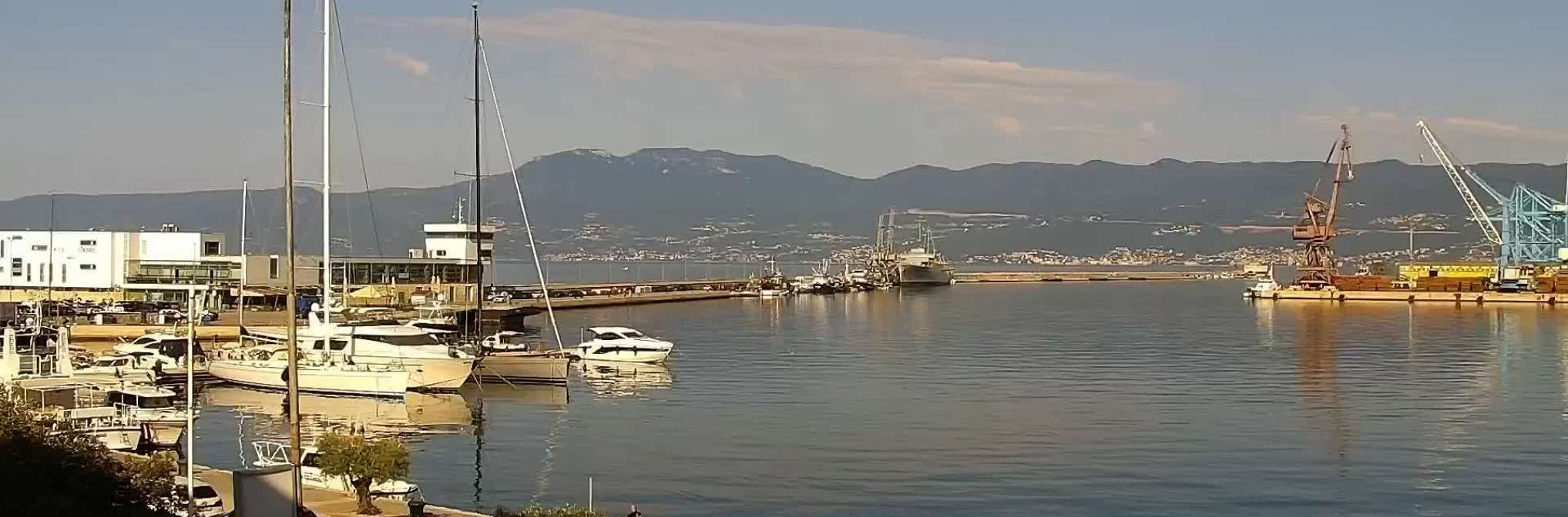 Rijeka, panoramska okretna kamera s pogledom na luku i rivu, Rijeka ...